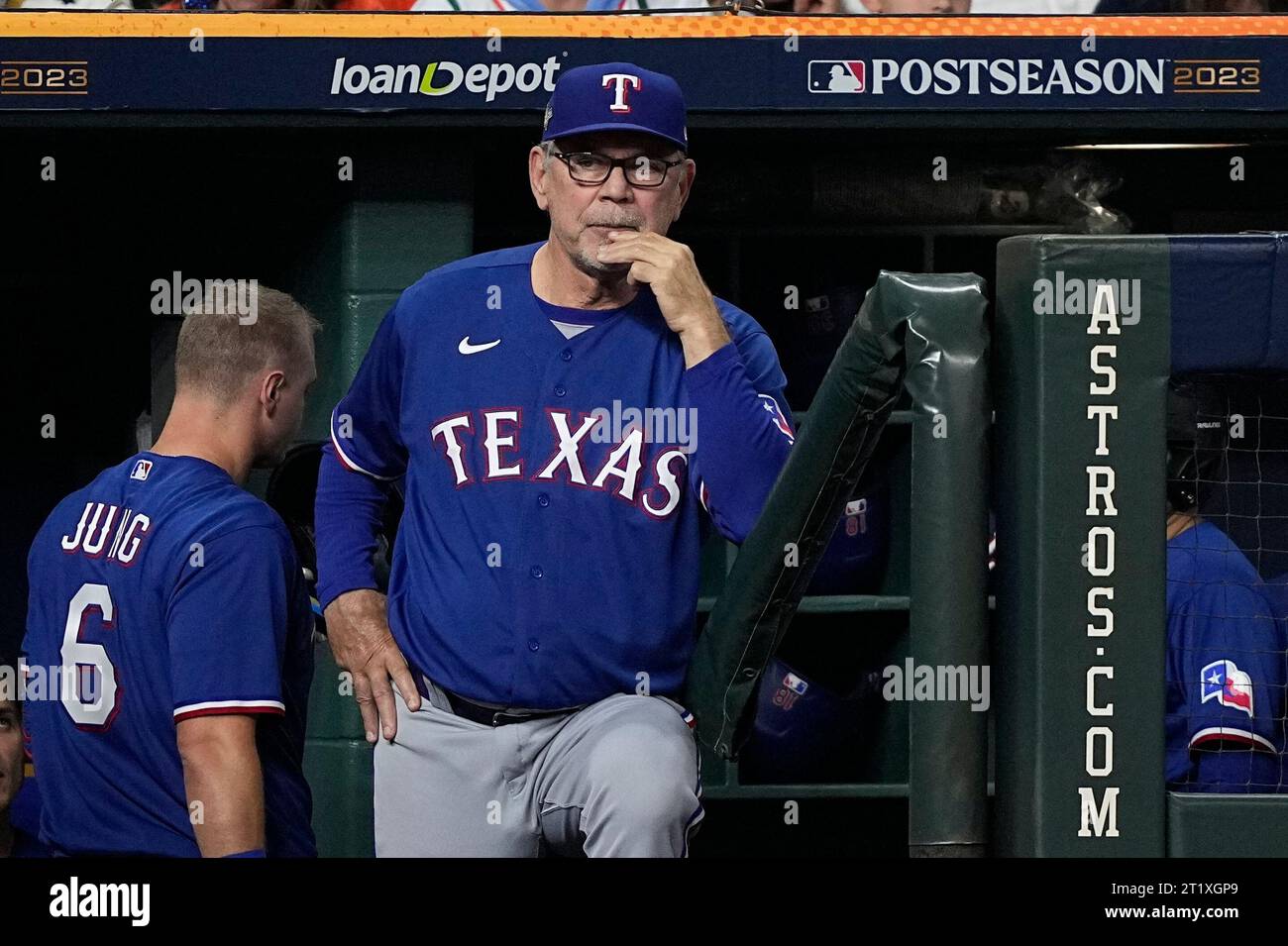 Texas Rangers manager Bruce Bochy watches during the fifth inning of ...