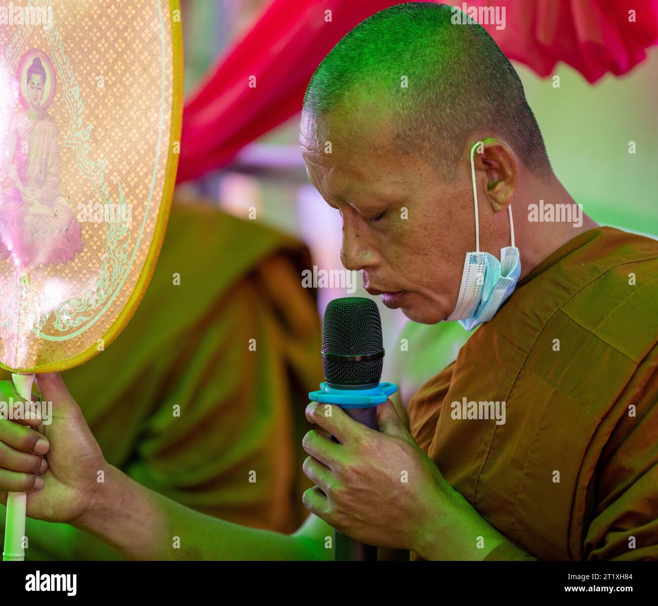 Thai buddhist monks pay hi-res stock photography and images - Alamy