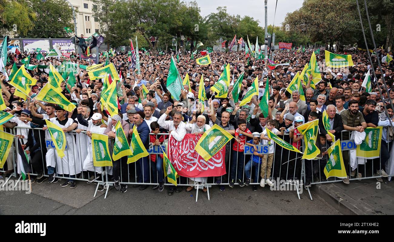 Diyarbakir, Turkey. 15th Oct, 2023. A crowd of protesters attends a ...