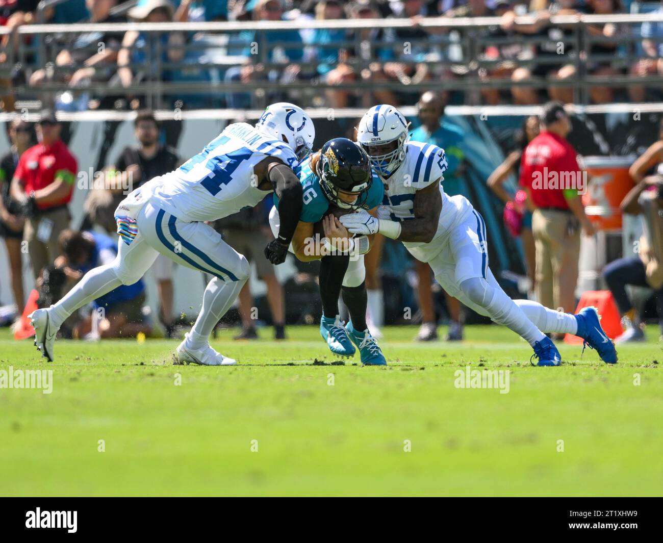 Jacksonville, FL, USA. 15th Oct, 2023. Indianapolis Colts linebacker Zaire Franklin (44) and ...