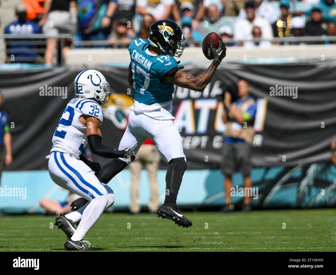 Jacksonville, FL, USA. 15th Oct, 2023. Jacksonville Jaguars tight end Evan Engram (17) makes a ...