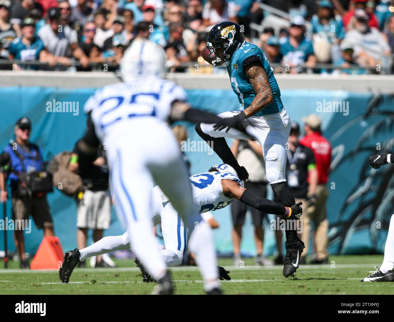 Jacksonville, FL, USA. 15th Oct, 2023. Jacksonville Jaguars tight end ...