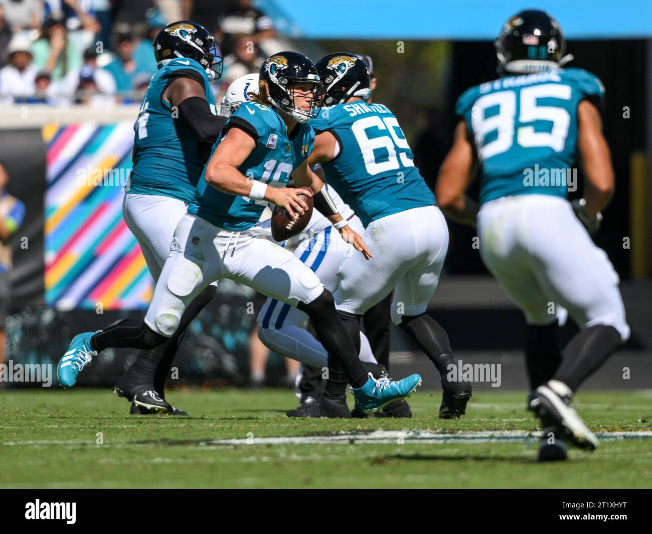 Jacksonville, FL, USA. 15th Oct, 2023. Jacksonville Jaguars quarterback ...