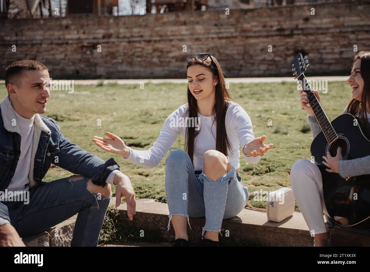 Three friends singing Stock Photo - Alamy