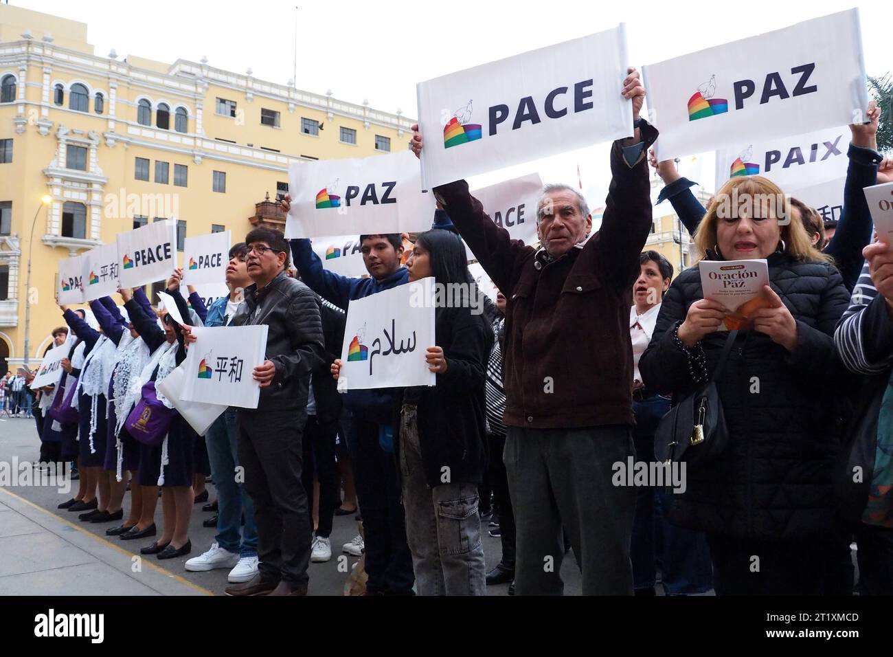 Lima, Peru. 15th Oct, 2023. Devotees with signs for peace when leaders ...