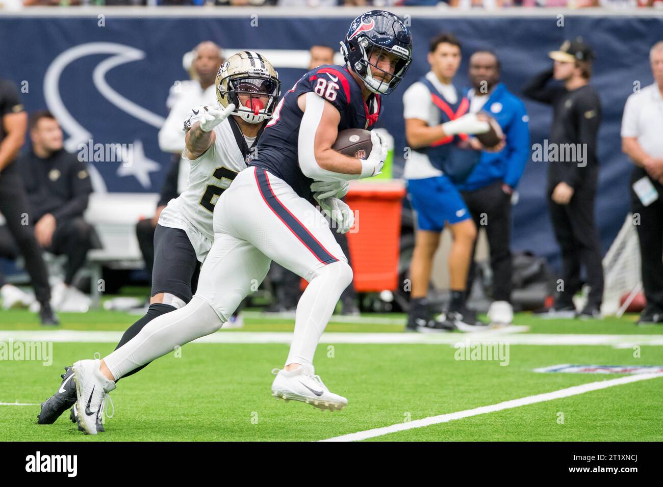 Houston, TX, USA. 15th Oct, 2023. Houston Texans tight end Dalton ...