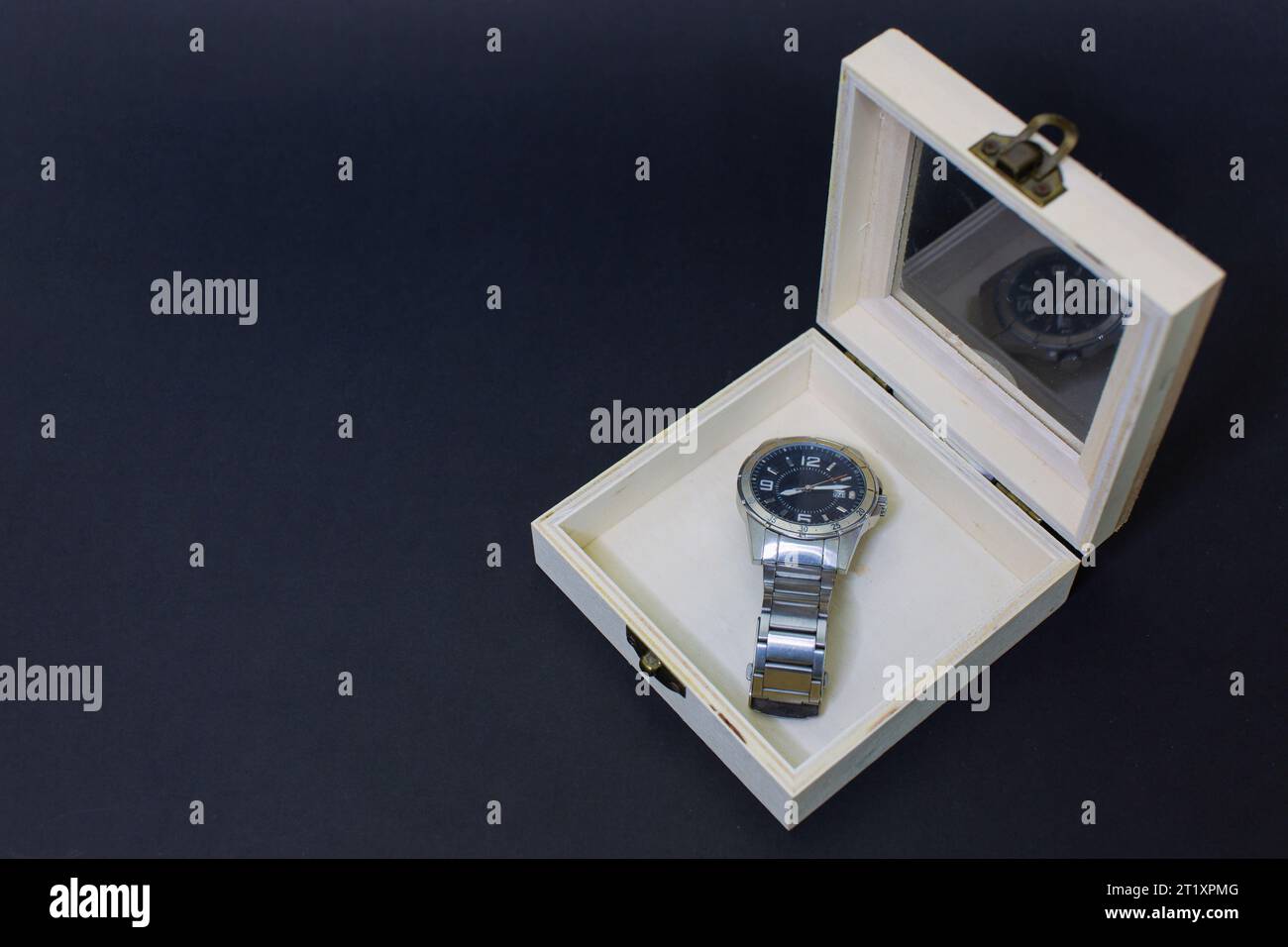 watch in wooden box Small empty light brown wooden box, split latch ...