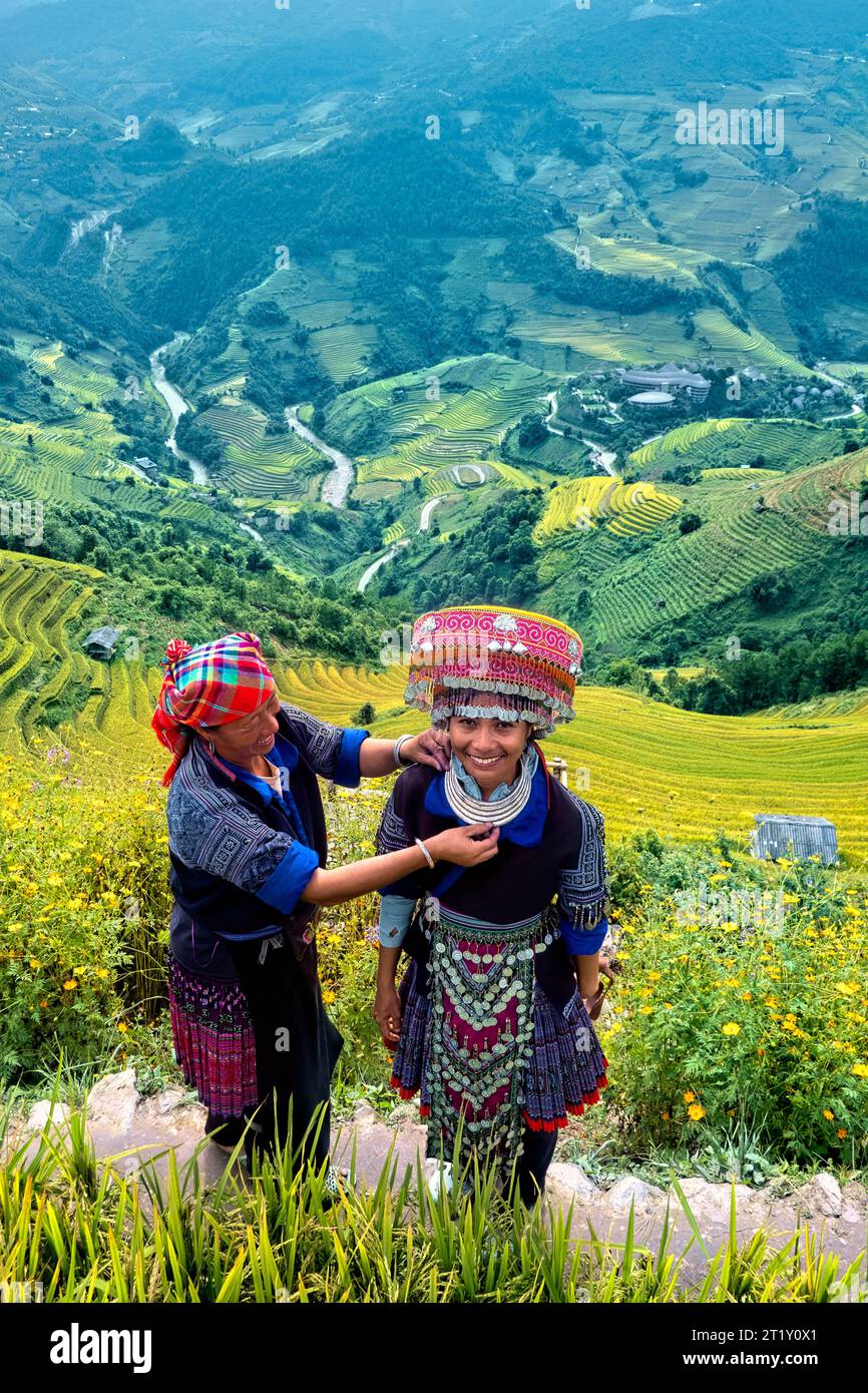 Wearing traditional Hmong clothing, Mu Cang Chai, Yen Bai, Vietnam ...