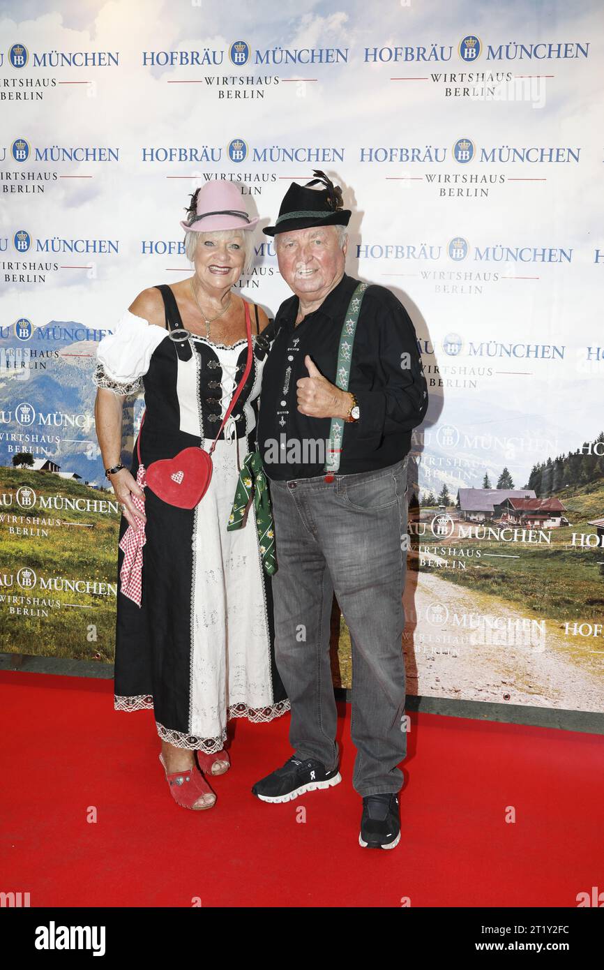 Ulli Wegner mit Ehefrau Margret Wegner beim Wiesn-Anstich zum ...