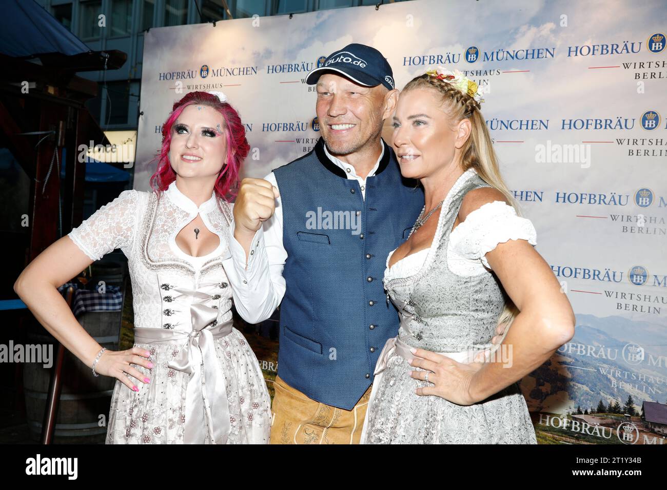 Cherry Johnson, Björn Schwarz und Giulia Siegel beim Wiesn-Anstich zum ...