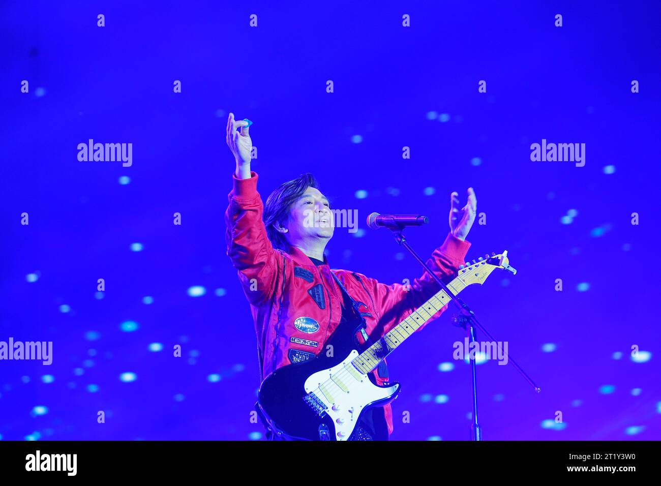 Yip Sai Wing performs at the V9 Night Superstar concert in Huaian city ...