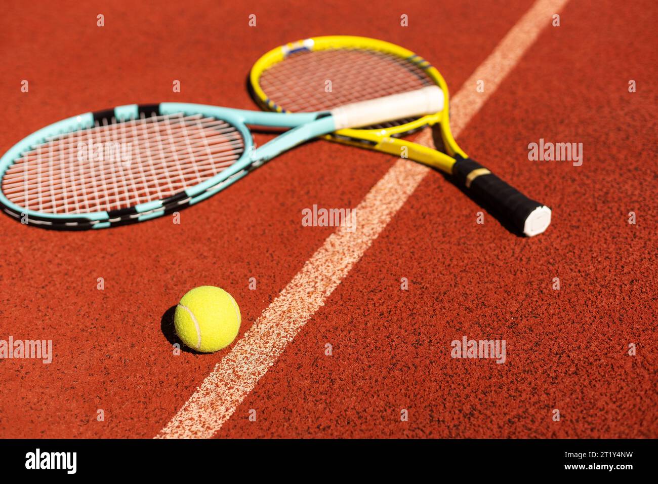 Tennis ball hitting ground hi-res stock photography and images - Alamy