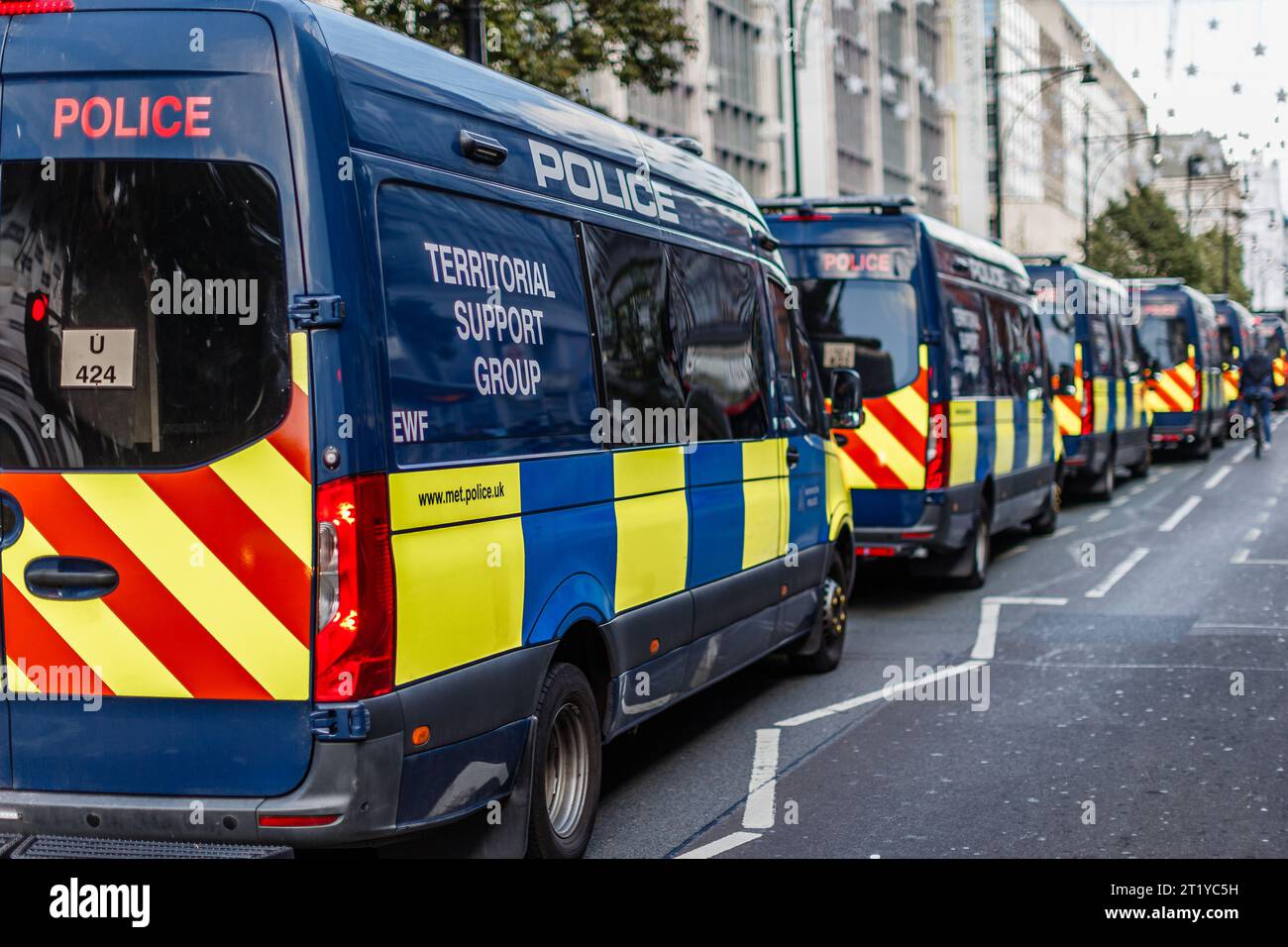 London palestine flag police hi-res stock photography and images - Alamy