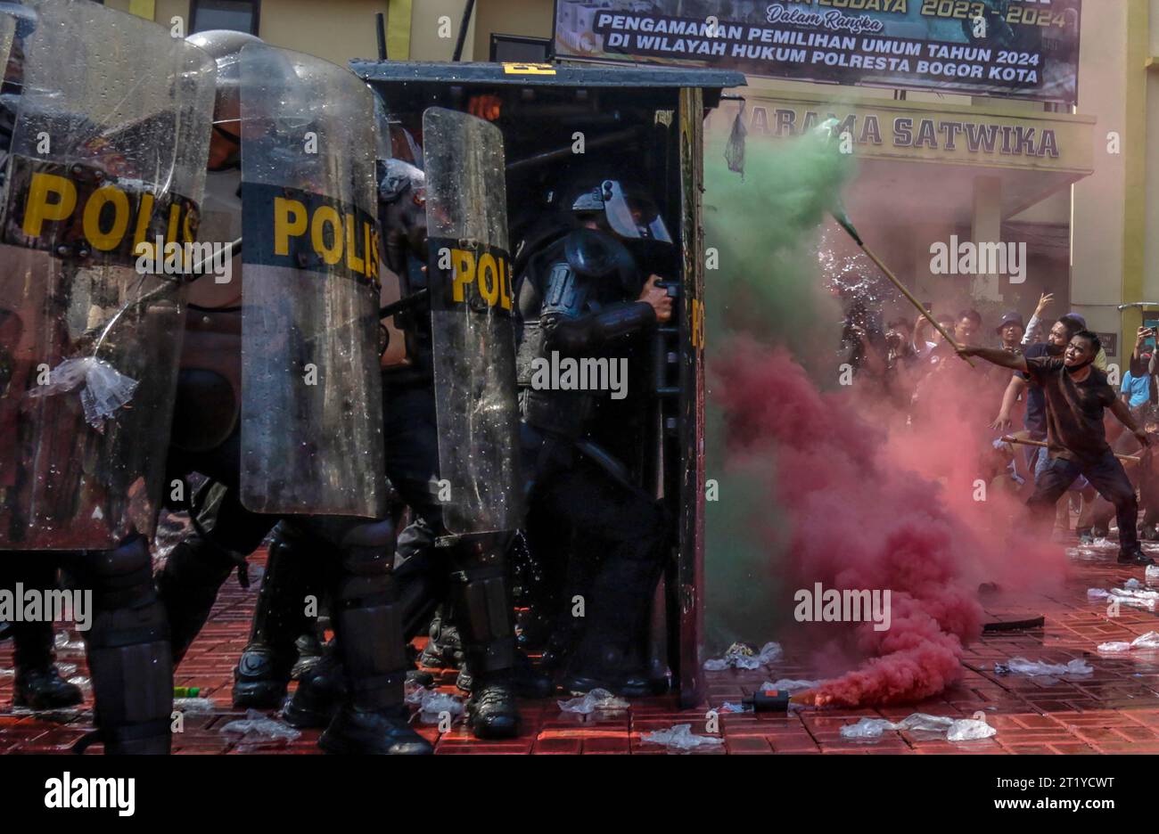 Simulation of handling protesters during the 2024 General Election ...
