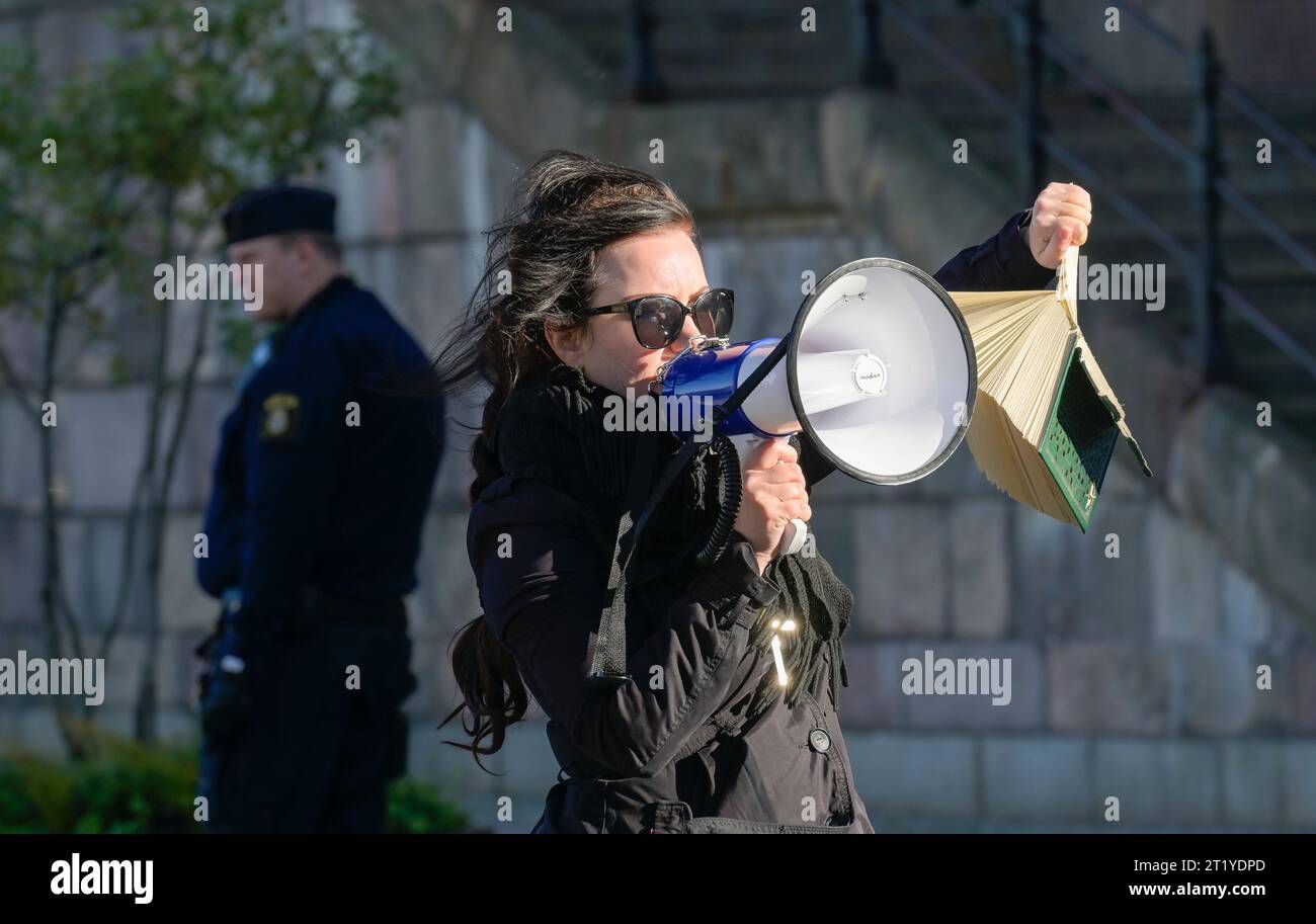 Schändung des Koran in Stockholm. Aktivistin Jade Sandberg schändet den ...