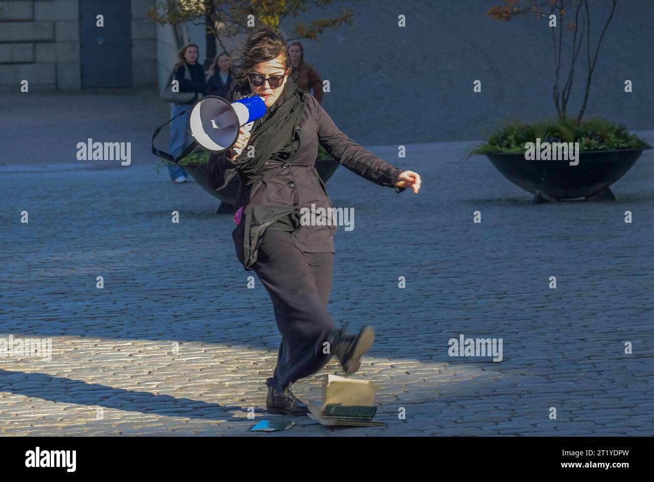 Schändung des Koran in Stockholm. Aktivistin Jade Sandberg schändet den ...