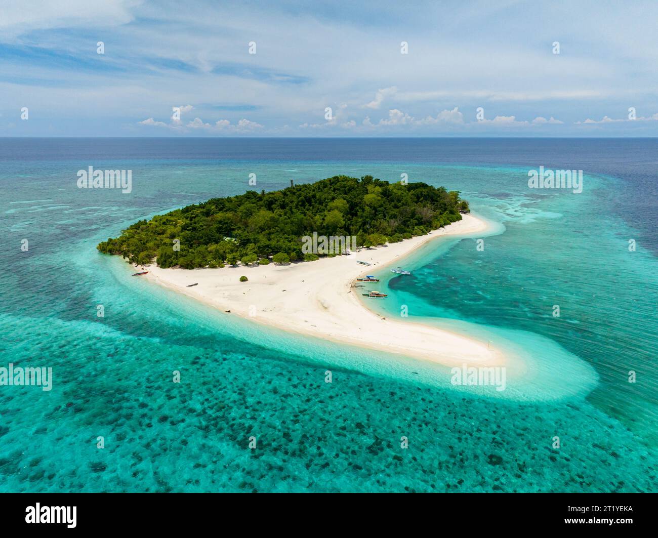 Boats floating over the coastal in Mantigue Island with turquoise water ...
