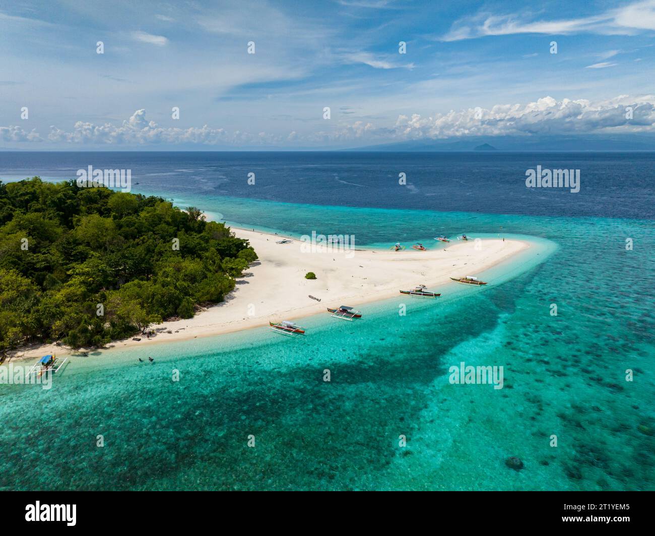 White sandbar in Mantigue Island, coastal with boats. Camiguin ...