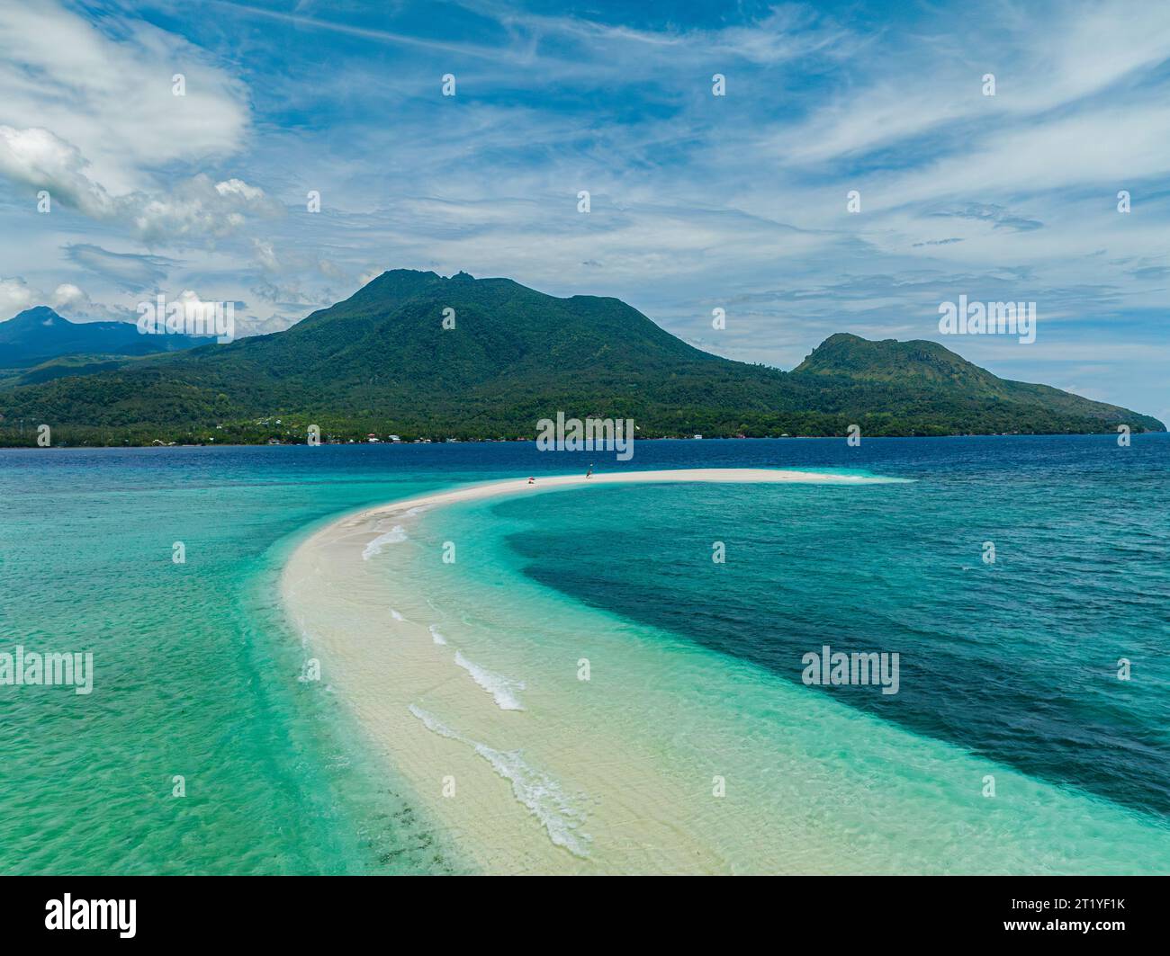 Seascape with white sandbar with turquoise ocean waves. White Island ...