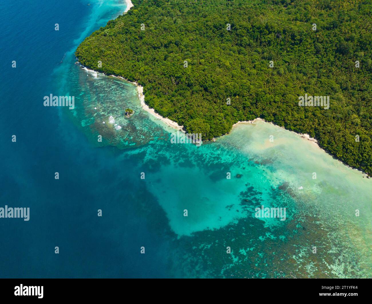 Beautiful ocean waves and turquoise water in Samal Island. Davao ...