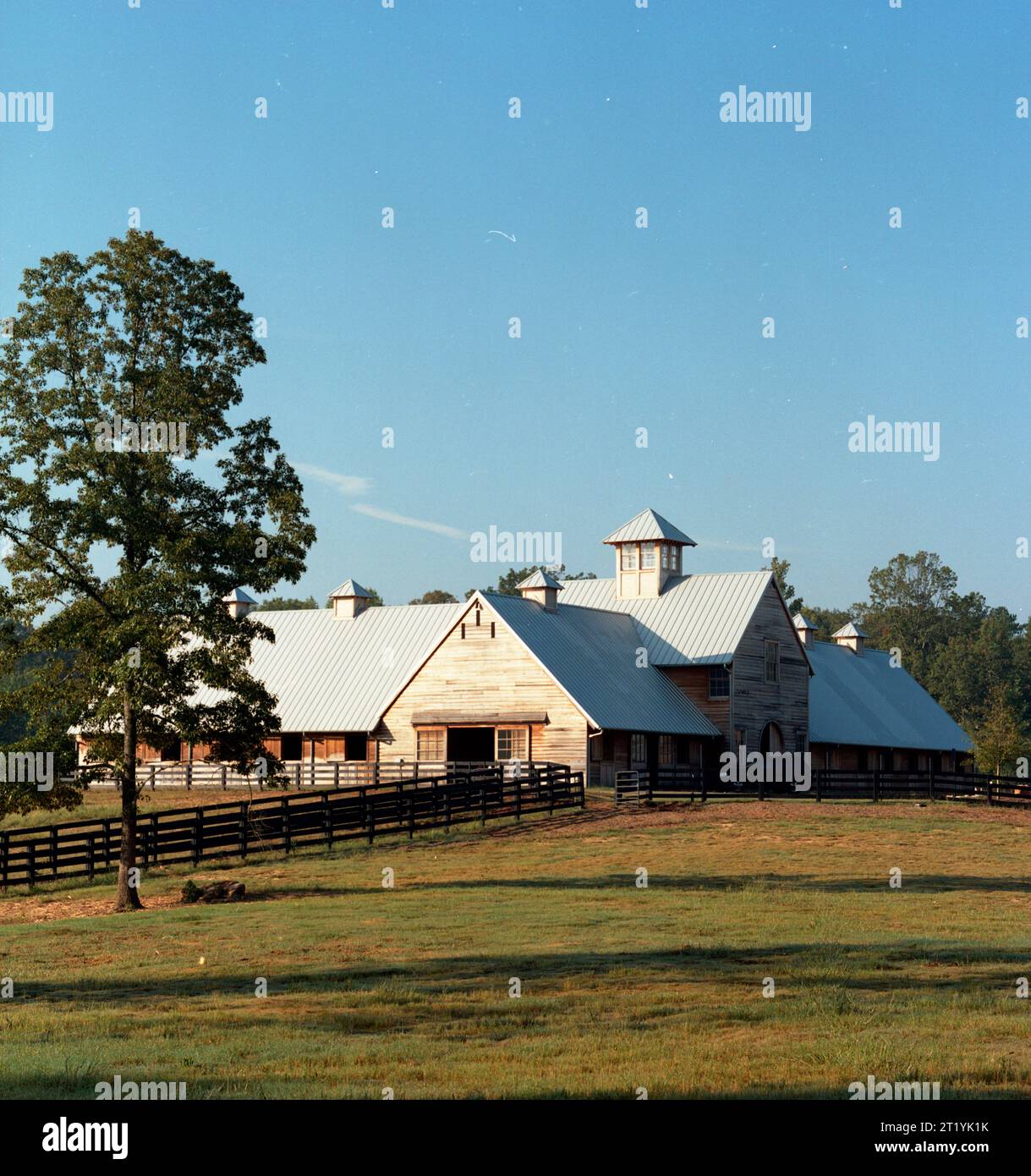 Farmhouse field hi-res stock photography and images - Alamy
