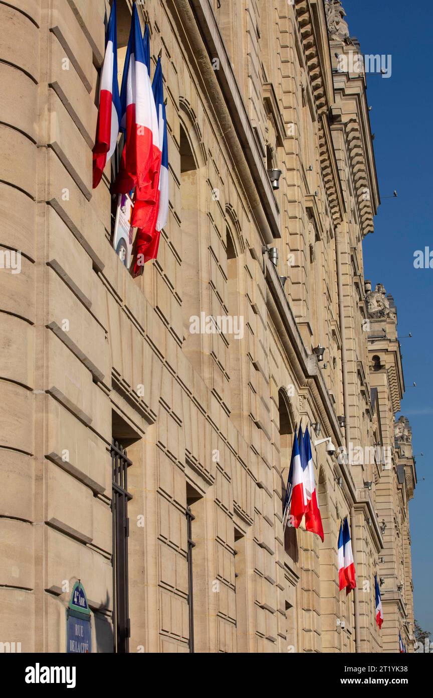Die französche Nationalflagge enthält die Farbe des Königs mit der ...