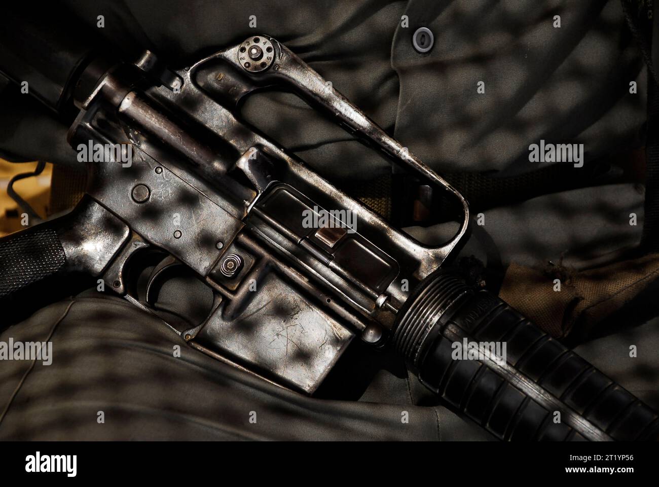 Young soldier hold his gun while wait for the public transport, Israel ...