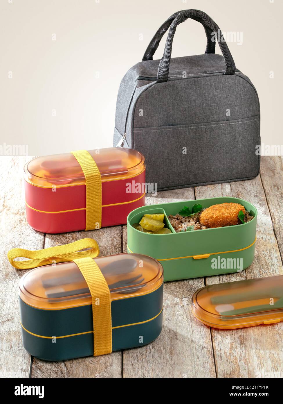 Woman making lunch boxes hi-res stock photography and images - Alamy