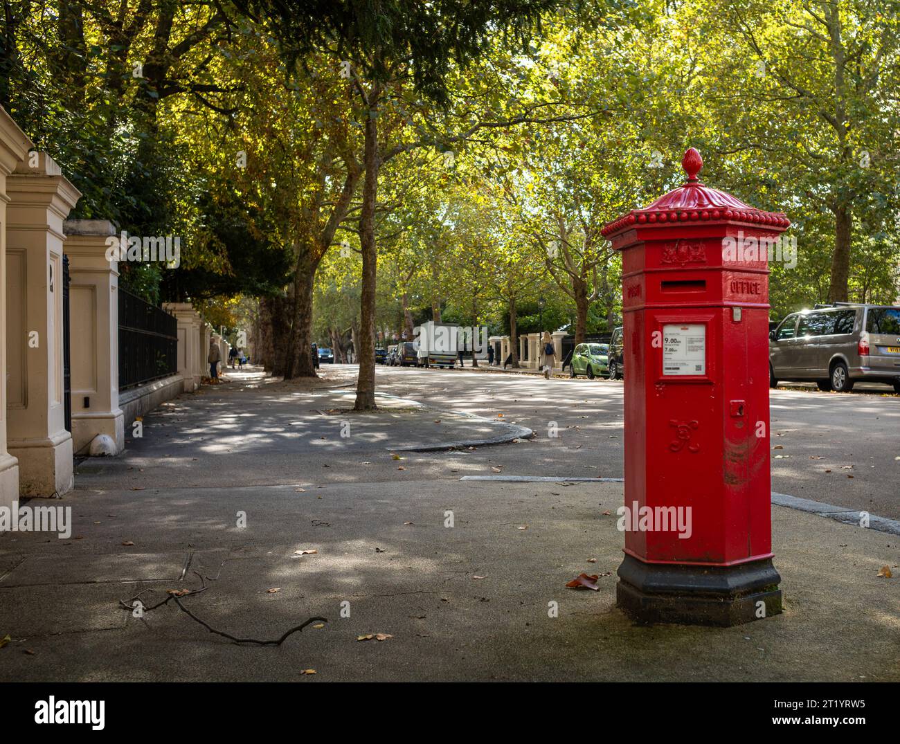 Kensington palace gardens hi-res stock photography and images - Alamy