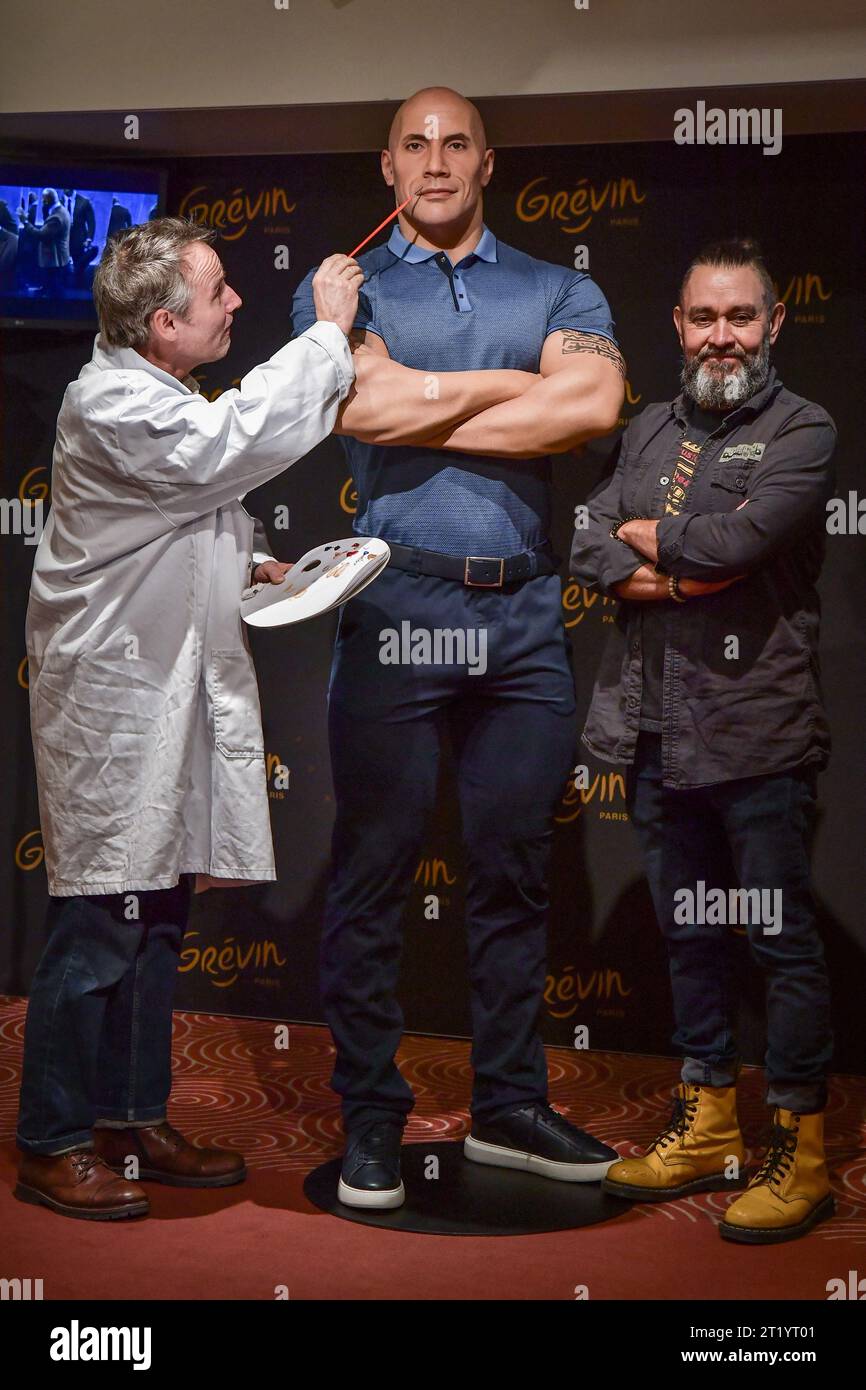 Paris, France. 16th Oct, 2023. Plastic artist Sebastien Barret (R ...