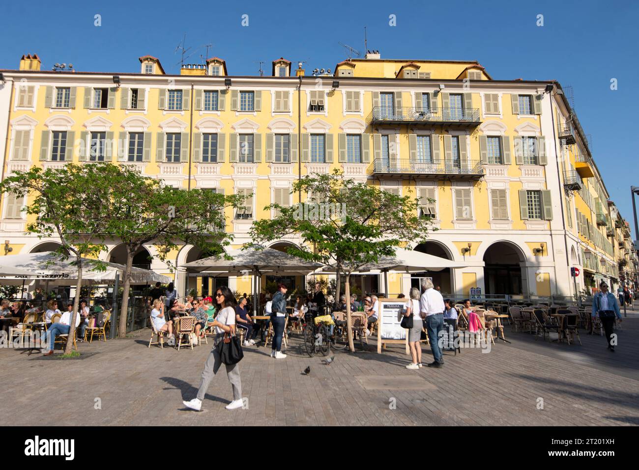 Classic French cafe and restaurant scene with elfresco diners Stock ...