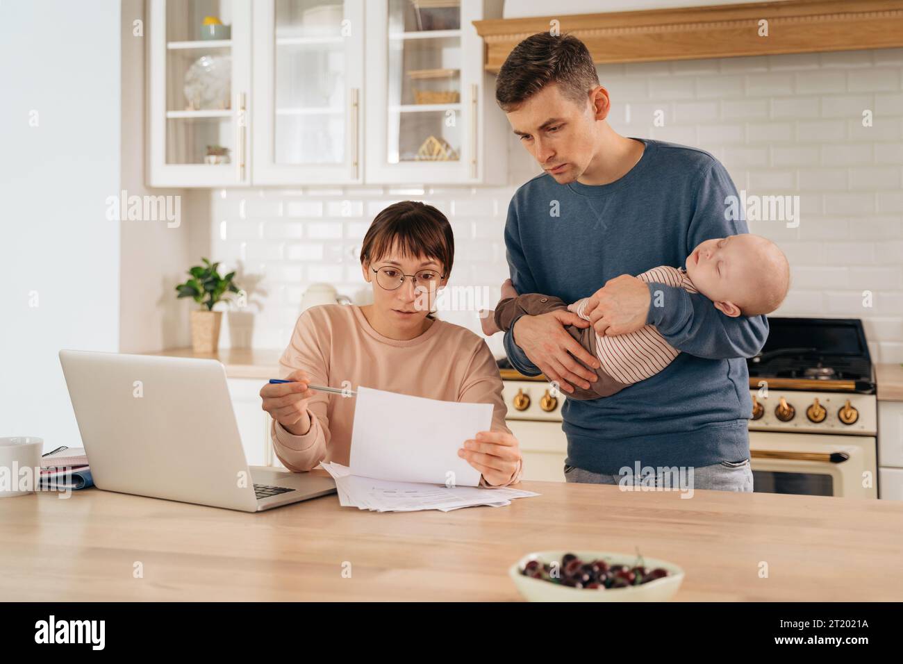 Mom dad baby bills hi-res stock photography and images - Alamy