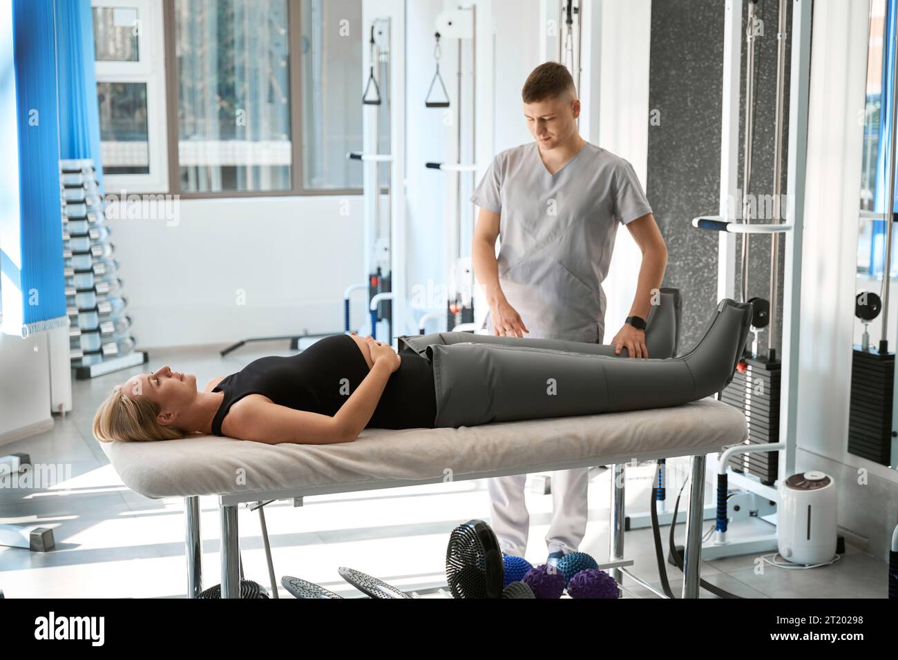 Physiotherapist performs an effective pressotherapy procedure Stock ...