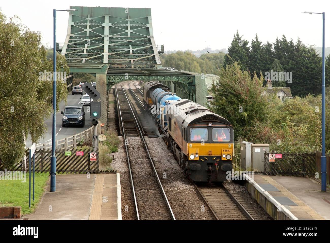 Colas Rail Freight Class 66 loco 66847 approaches Althorpe station with ...