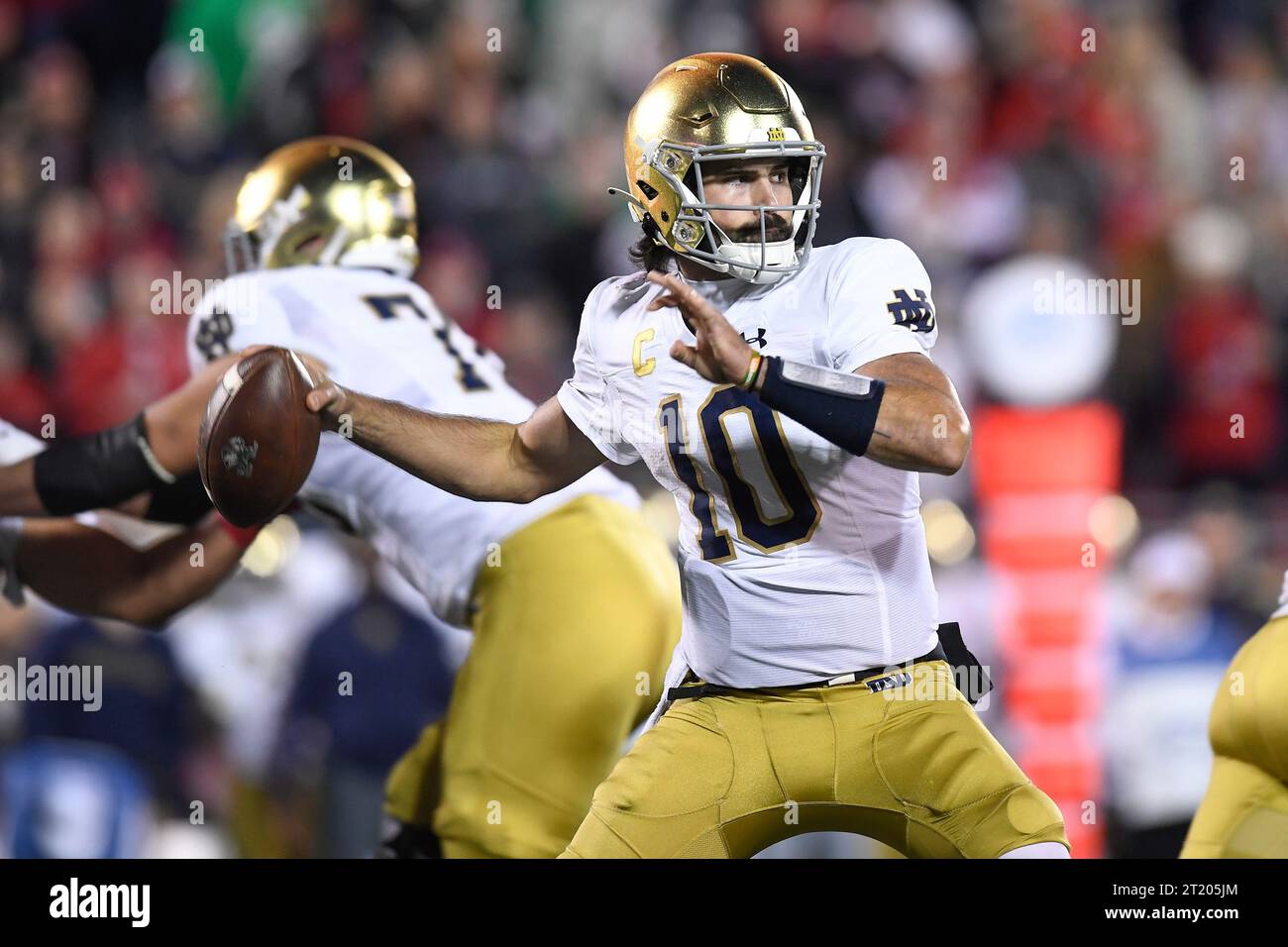 LOUISVILLE, KY - OCTOBER 07: Notre Dame Fighting Irish Quarterback Sam ...