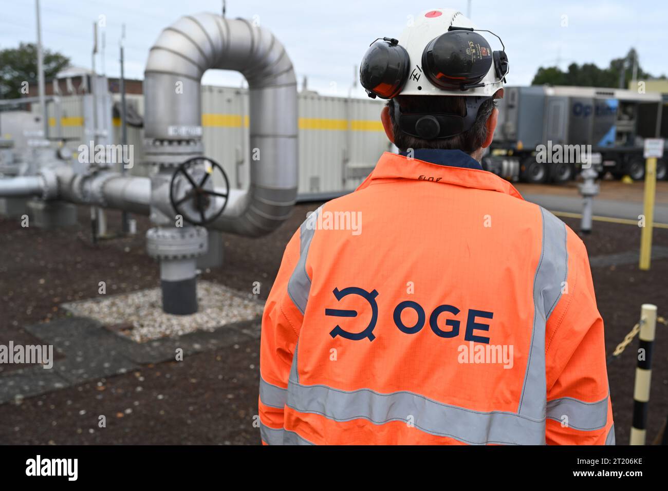 16 October 2023, Lower Saxony, Emsbüren: An OGE employee looks at the ...