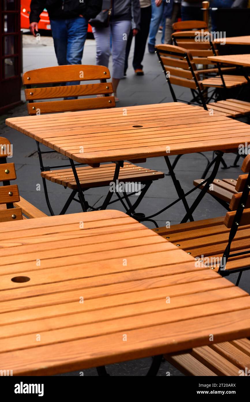 Outdoor tables chairs sit hi-res stock photography and images - Alamy