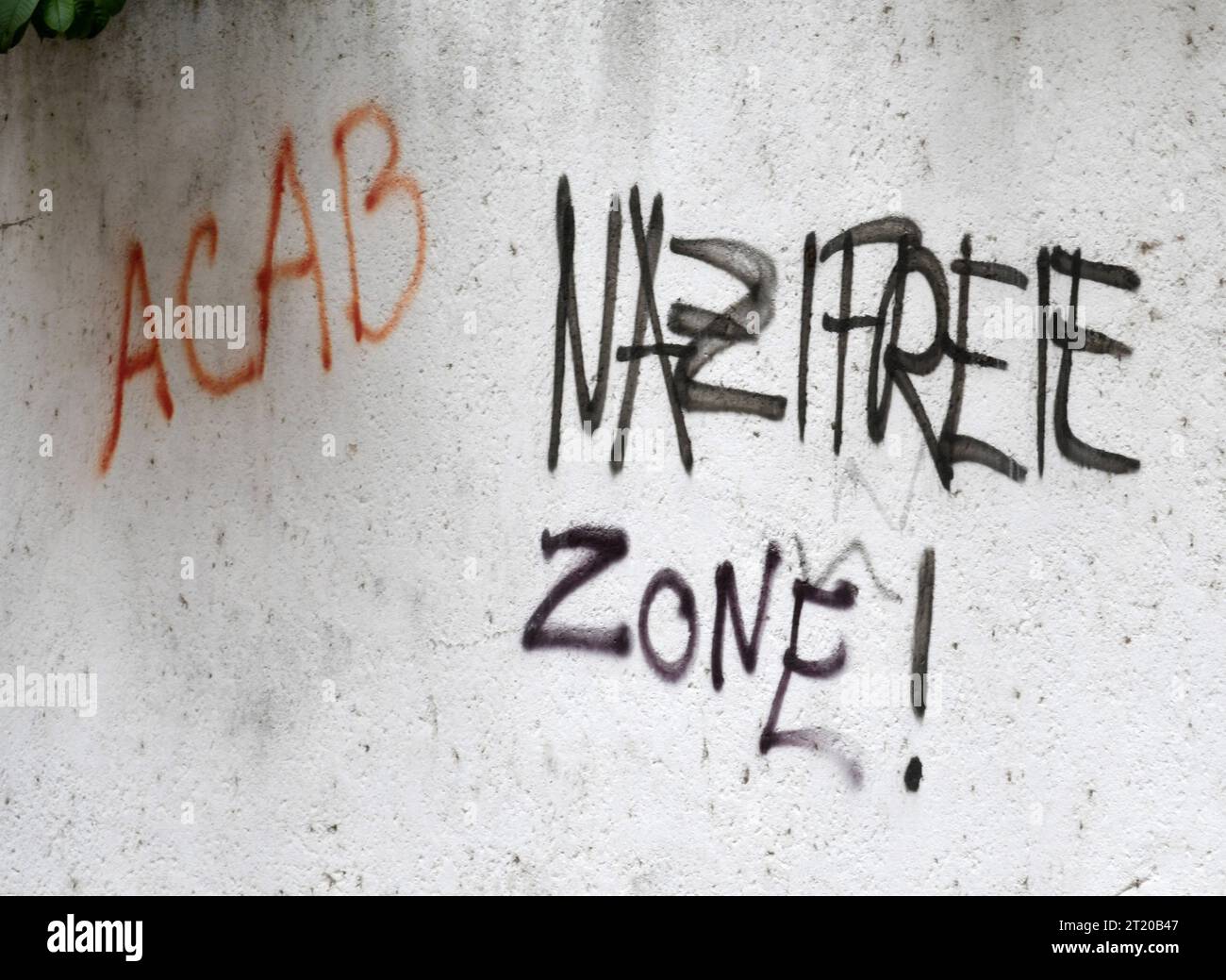 Graffiti : Nazi freie Zone an einer Gartenmauer in Guestrow. .Foto:W ...