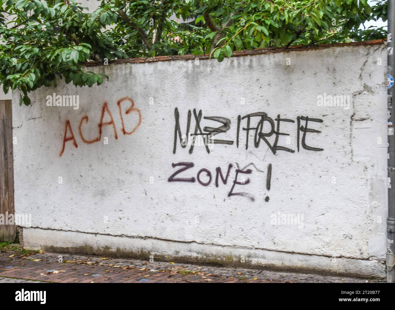 Graffiti : Nazi freie Zone an einer Gartenmauer in Guestrow. .Foto:W ...