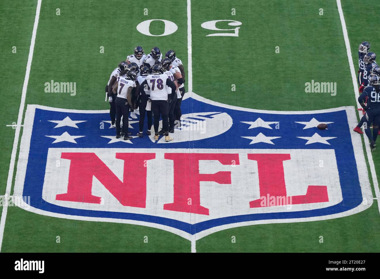 The Baltimore Ravens huddle up during an NFL football game between the ...