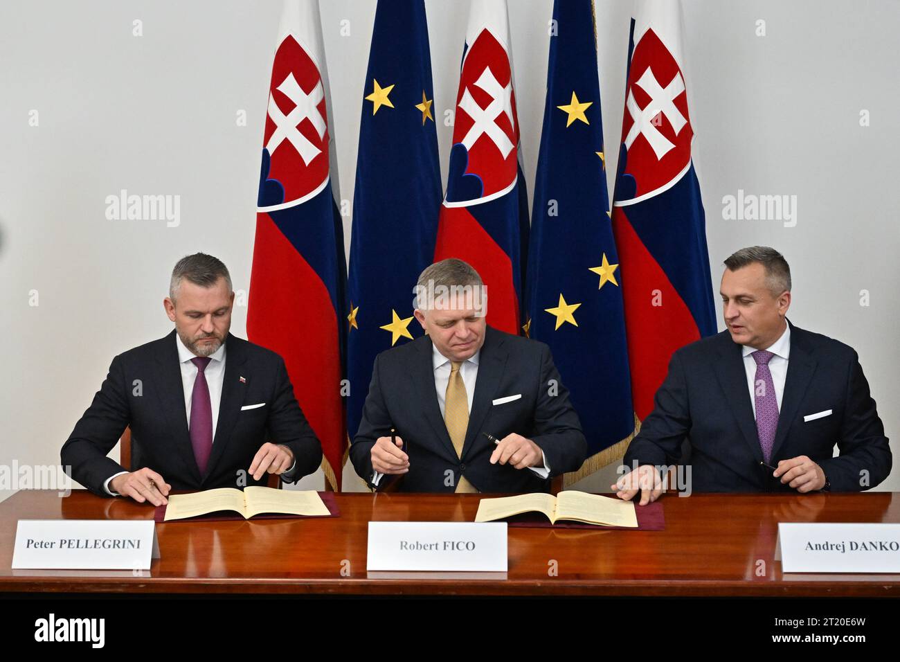 Bratislava, Slovakia. 16th Oct, 2023. (L-R) Hlas (Voice)-Social ...