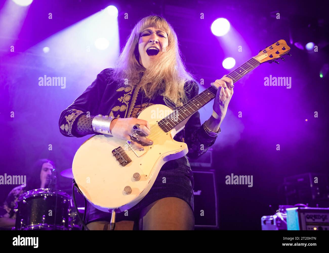 Lead vocals guitar lee la baum the damn truth hi-res stock photography ...