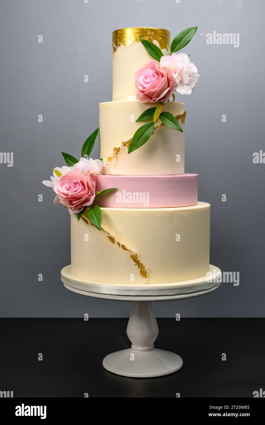 Beautiful four tiered wedding cake hi-res stock photography and images ...
