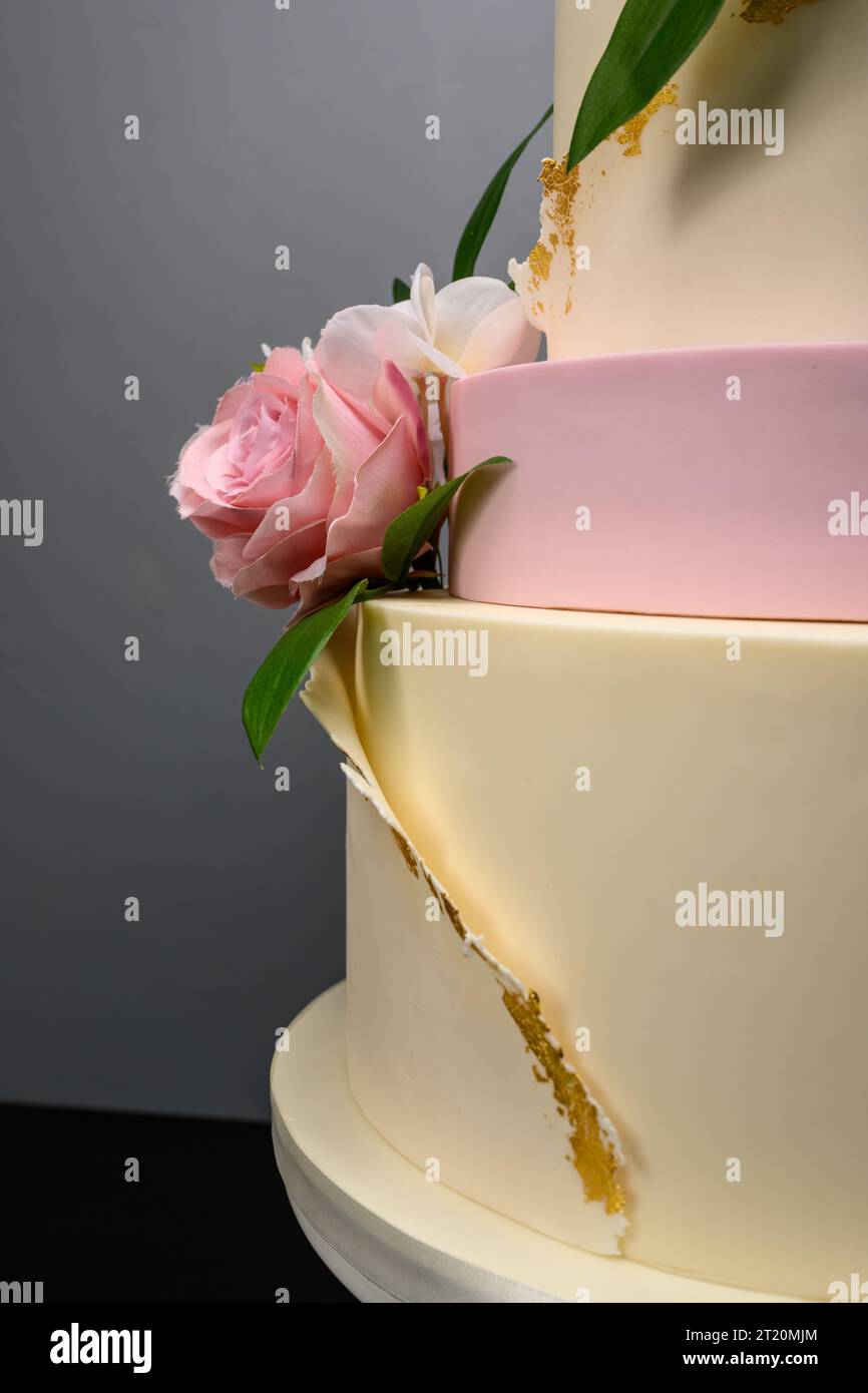 Beautiful four tiered wedding cake hi-res stock photography and images ...