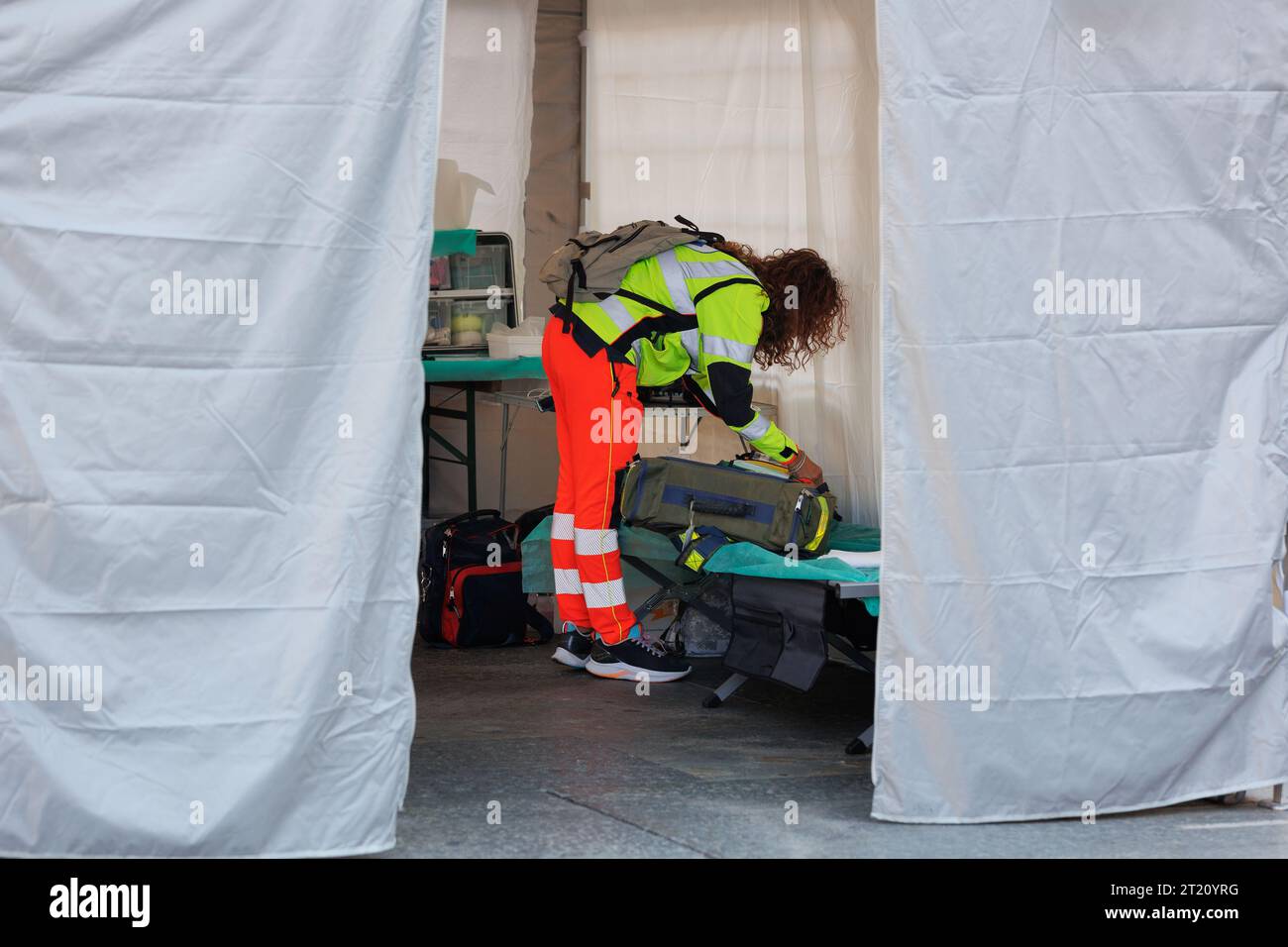 Emergency control room ambulance hi-res stock photography and images ...