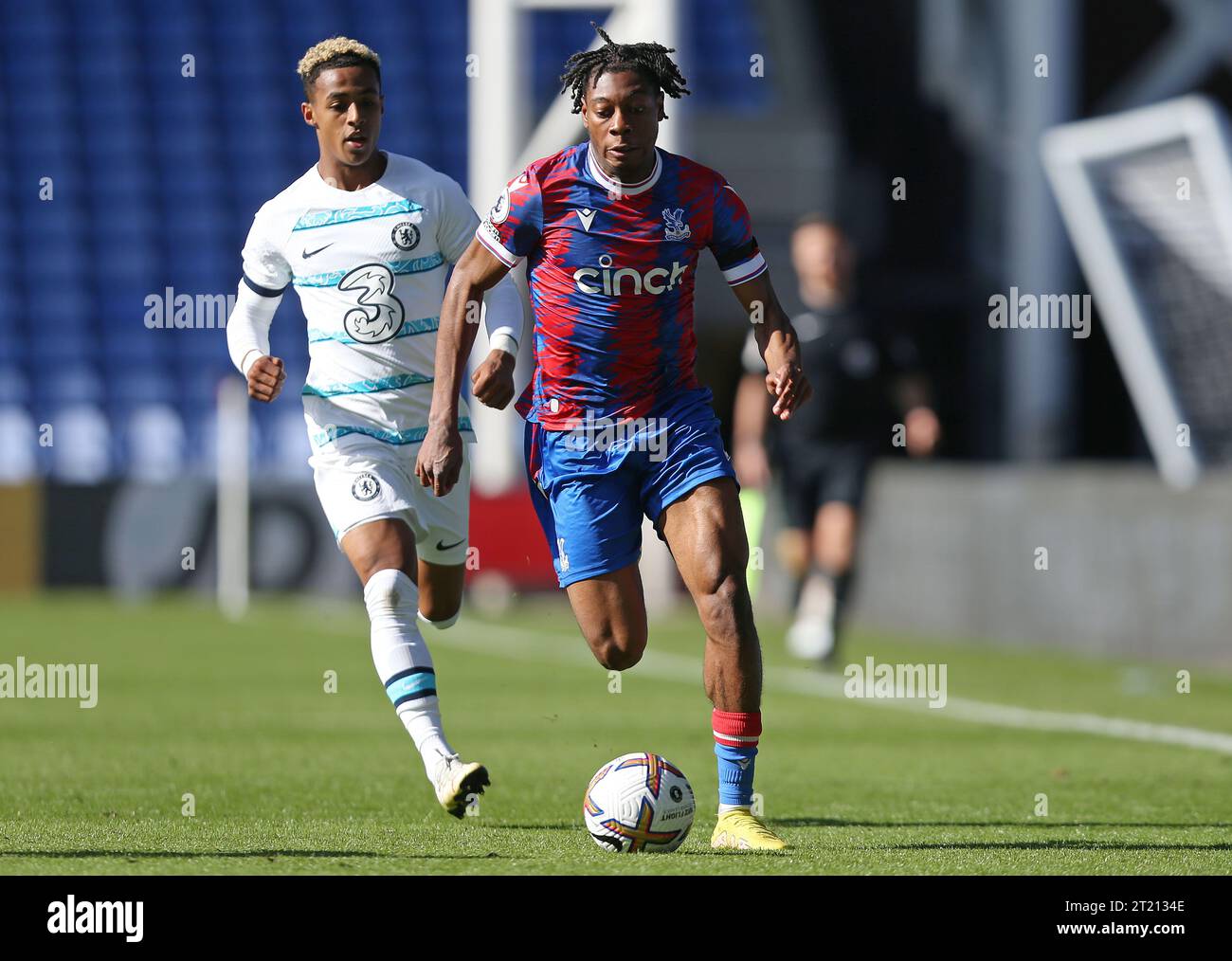 Tayo Adaramola of Crystal Palace U21 & Omari Hutchinson of Chelsea U21 ...