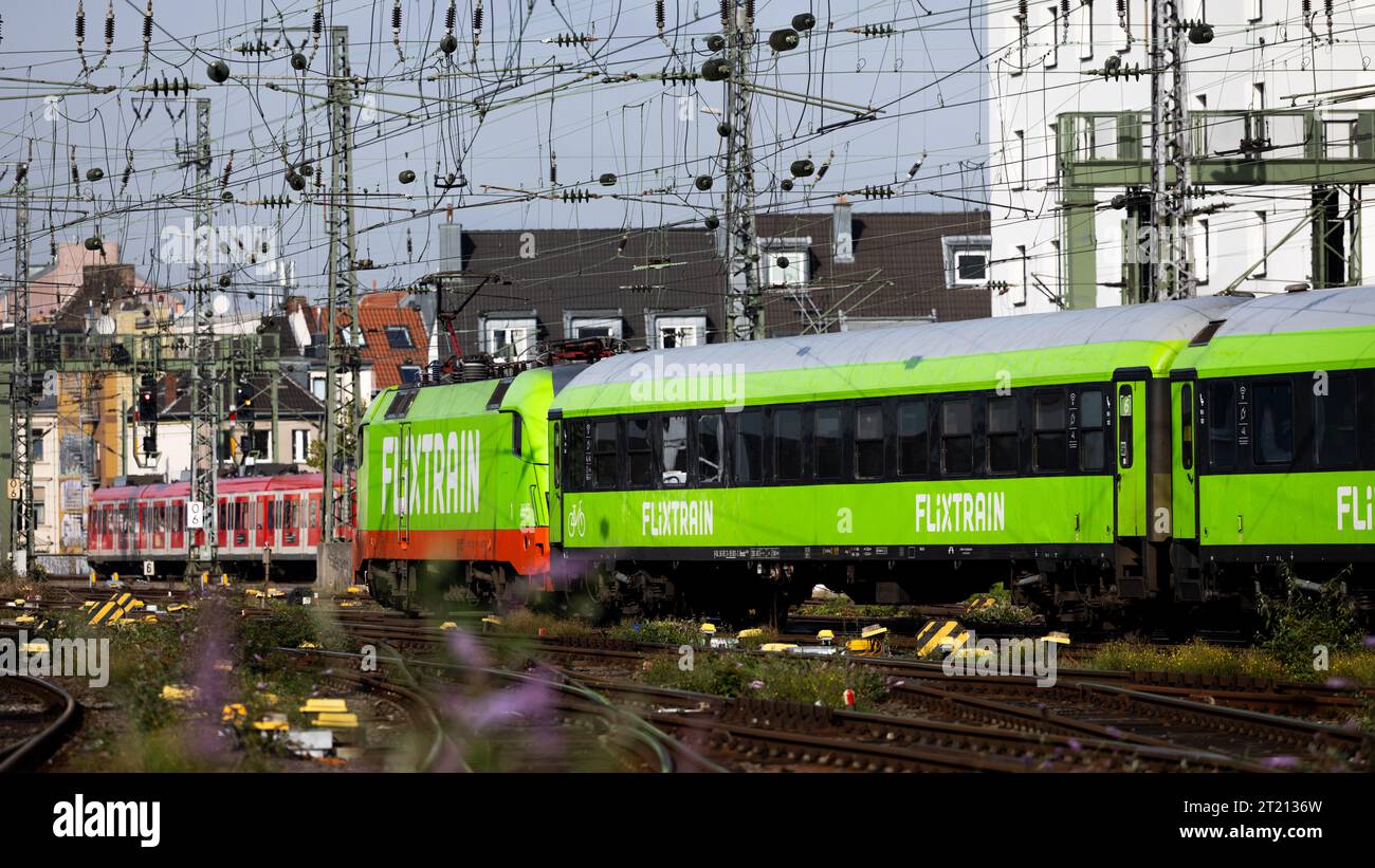 Cologne, Germany. 16th Oct, 2023. A Flixtrain leaves the main station ...