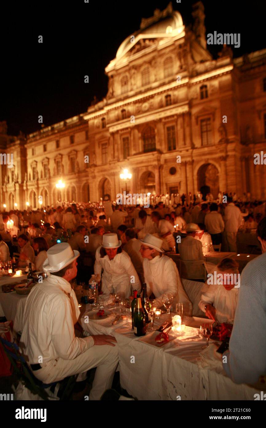 The White Diner, 2000 people dressed in white, an annual outdoor dinner ...
