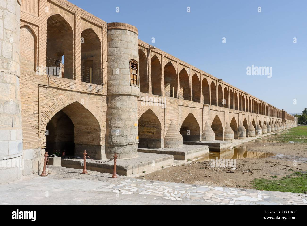 Si-o-se-pol Bridge. The famous two-storey stone bridge with 33 arches ...