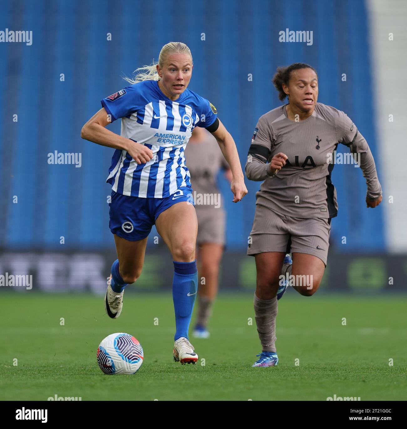 Brighton, UK. 15th Oct, 2023. Brighton defender Guro Bergsvand (5 ...